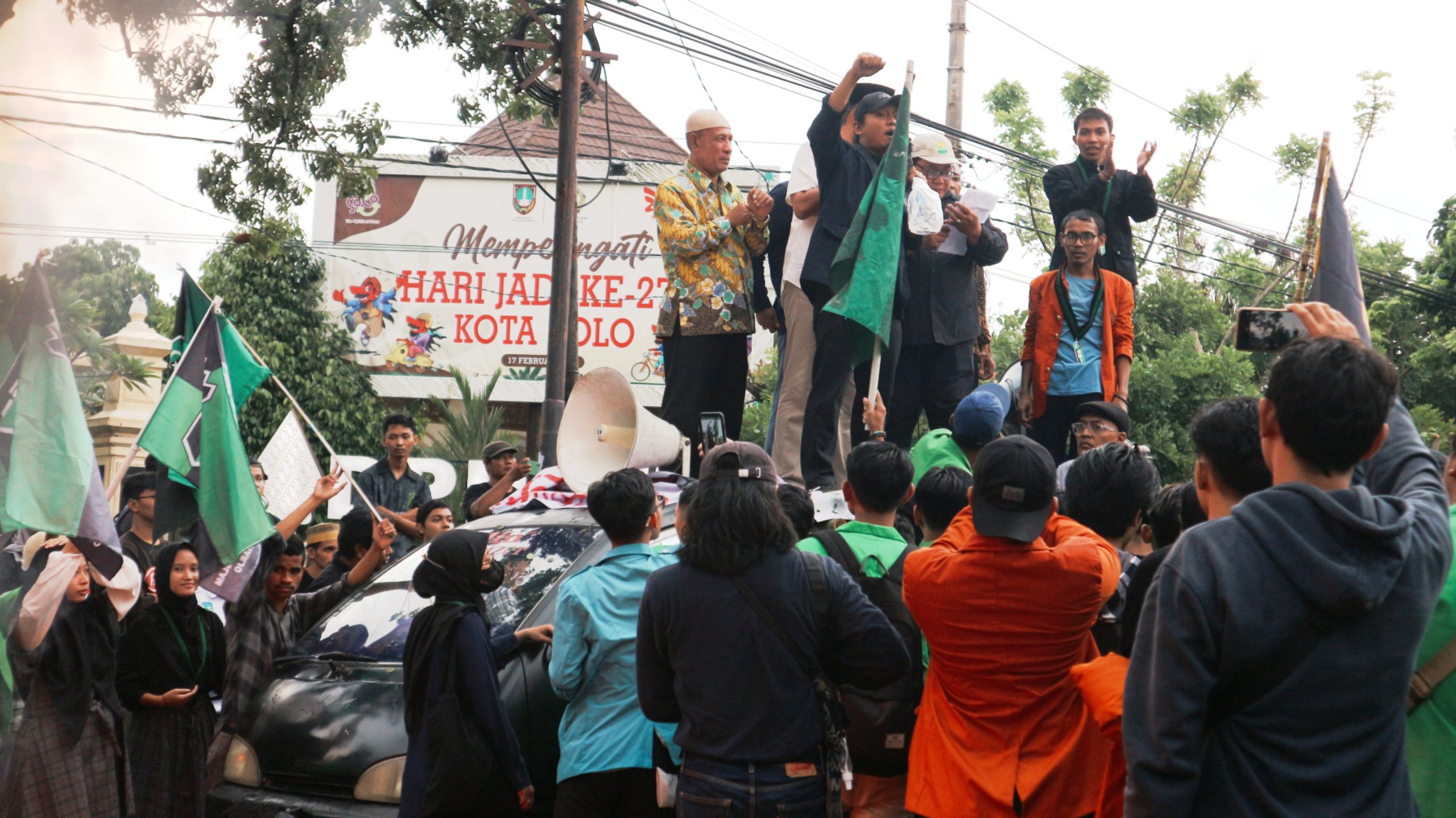 Aksi Demo Mahasiswa Solo Raya: Pertentangan Perppu Cipta Kerja ...